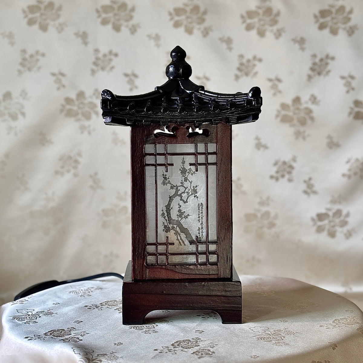 Accent Table Lamp: Tiled Roof (Giwa) Motif, Medium Scale – ArtinKo